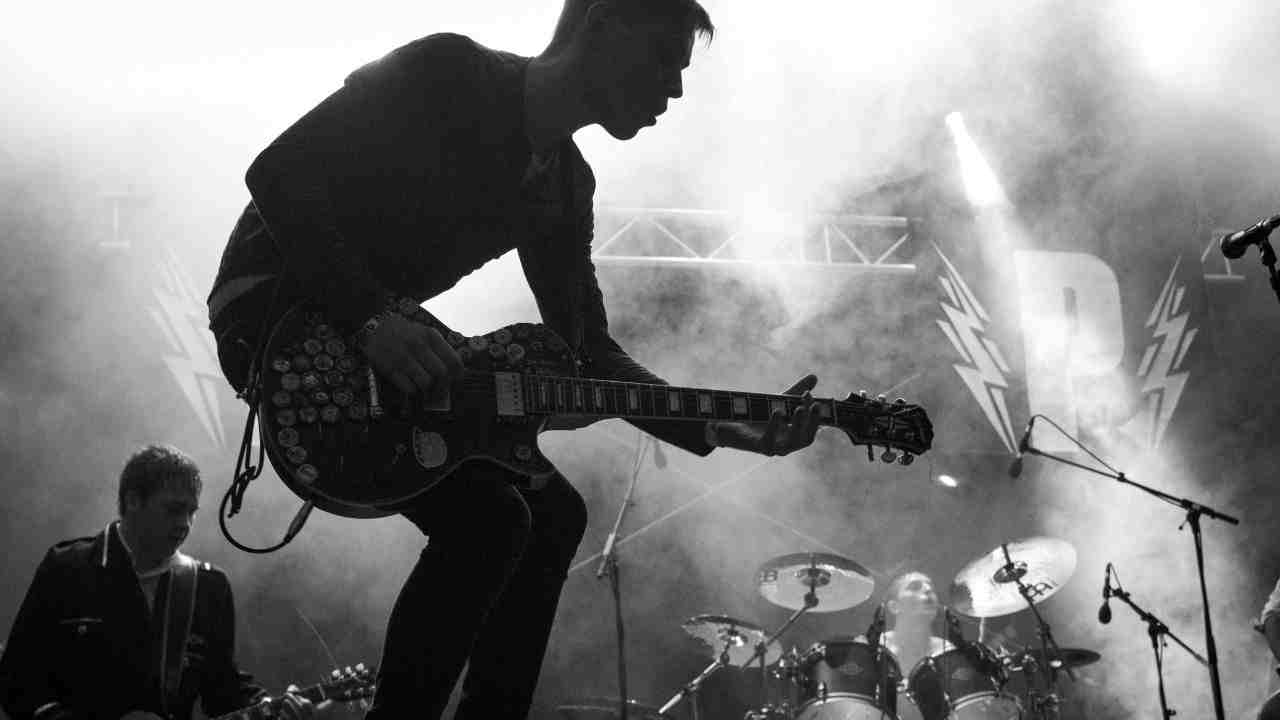 50+ Best Alternative Rock Songs of the 90s - Pick Up The Guitar